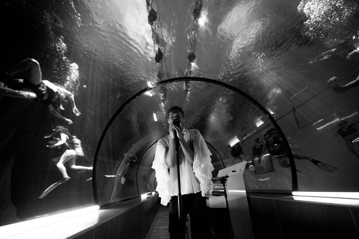 Blanco, tra performance sott'acqua e numeri da capogiro, è disco d'ORO