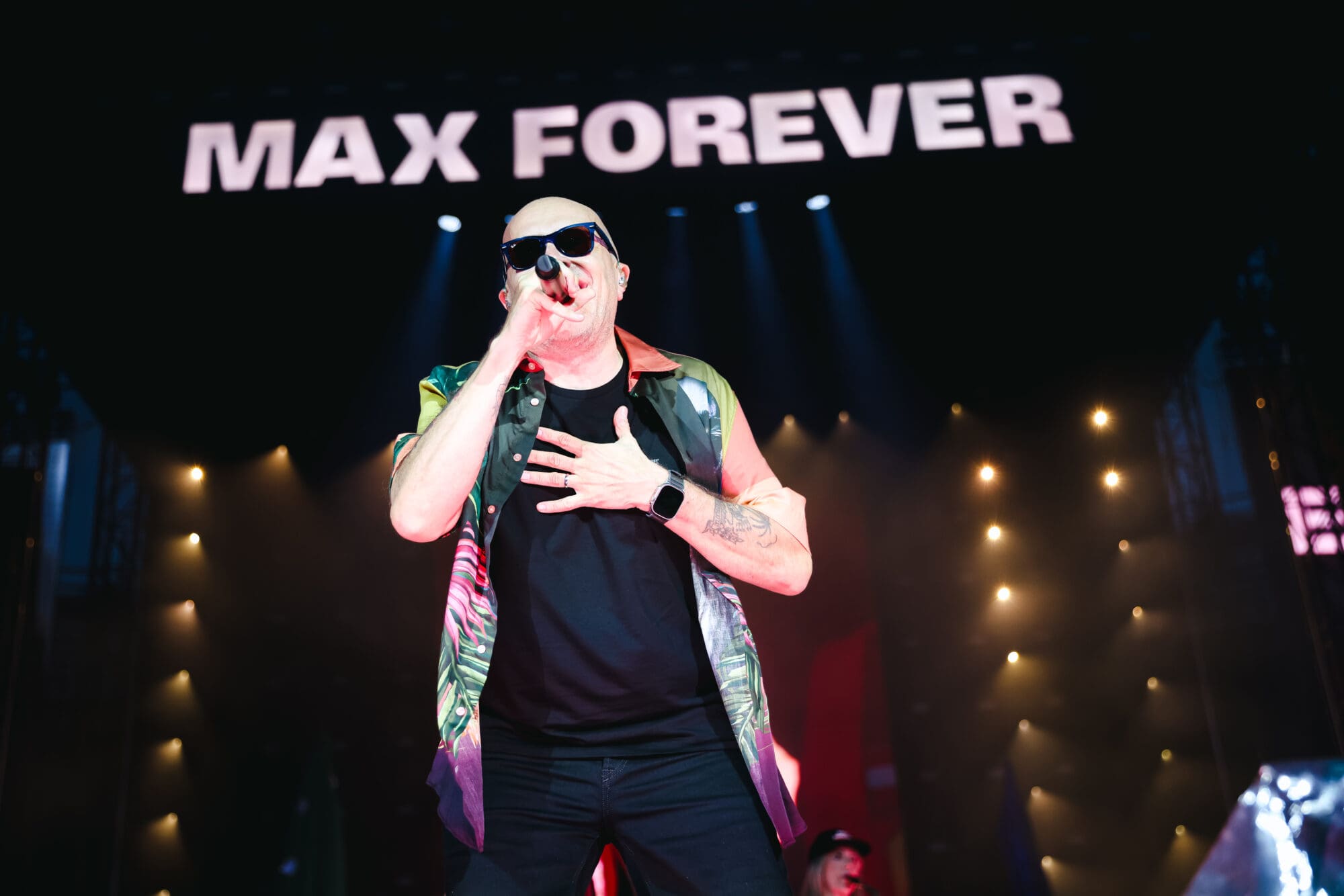 Max Pezzali debutta con il tour negli stadi a Torino: il racconto